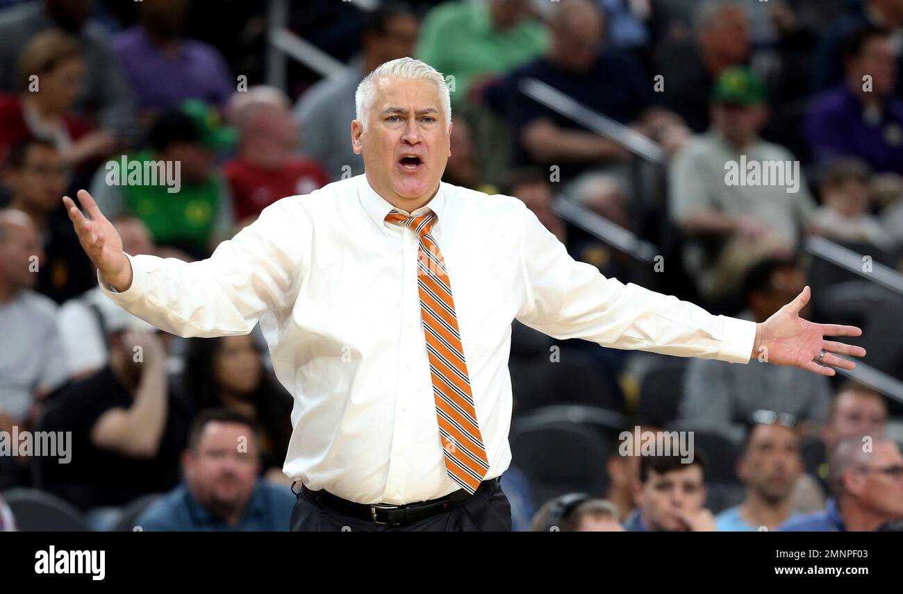 Oregon State coach Wayne Tinkle instructs his team during the first ...