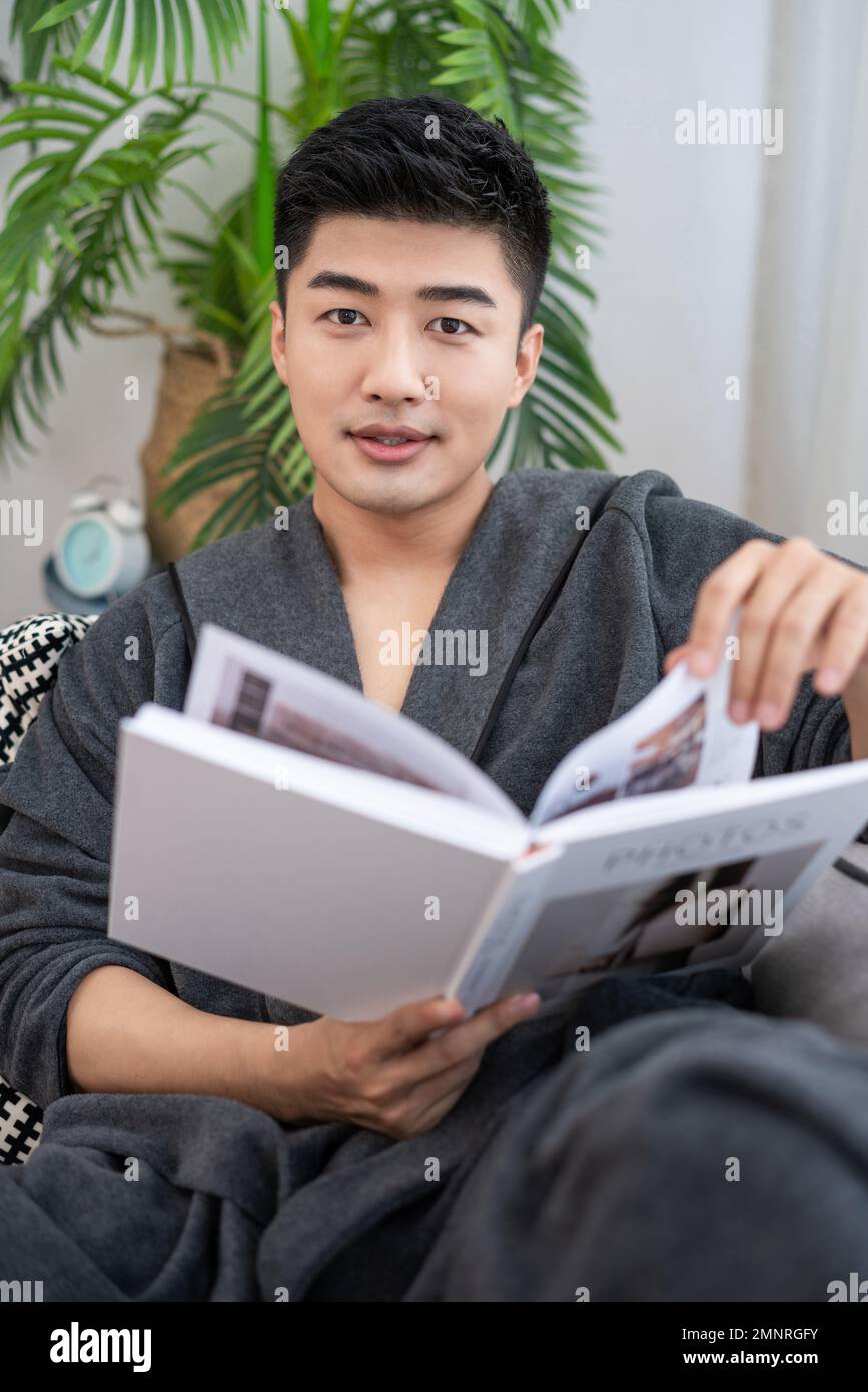 Chinese man reading paper hi-res stock photography and images - Alamy
