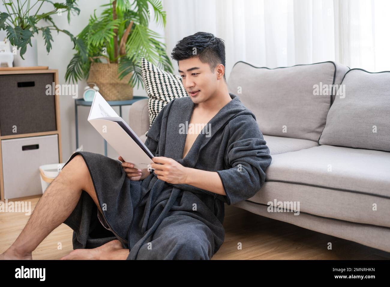 Chinese man reading paper hi-res stock photography and images - Alamy