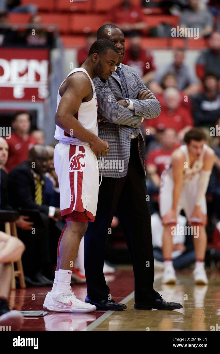 Washington State head coach Ernie Kent, right, speaks with guard Milan ...
