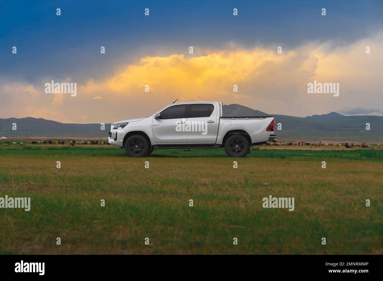 White toyota hilux hi-res stock photography and images - Alamy
