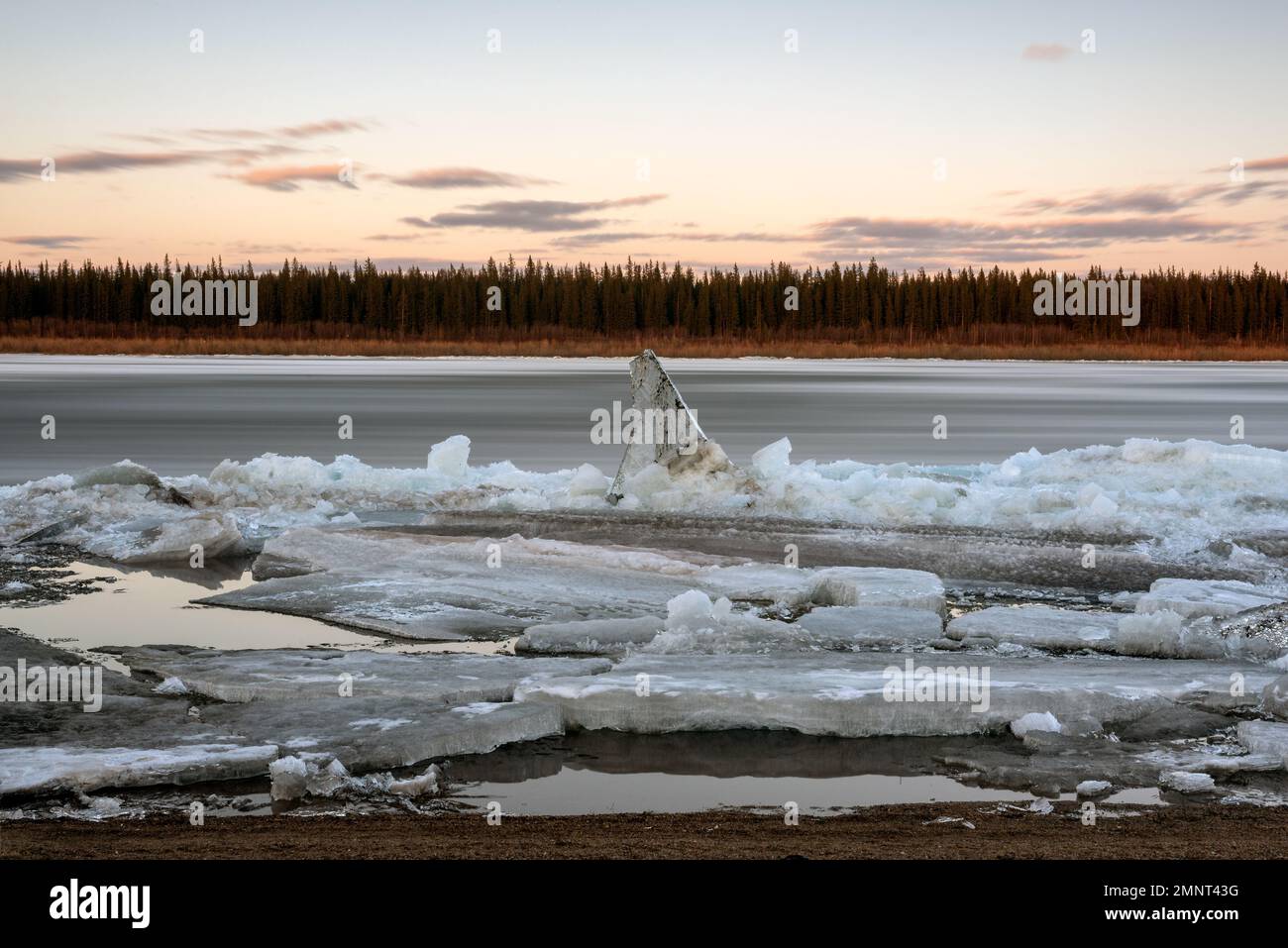 An ice floe in the form of a shark's fin stands against the background ...
