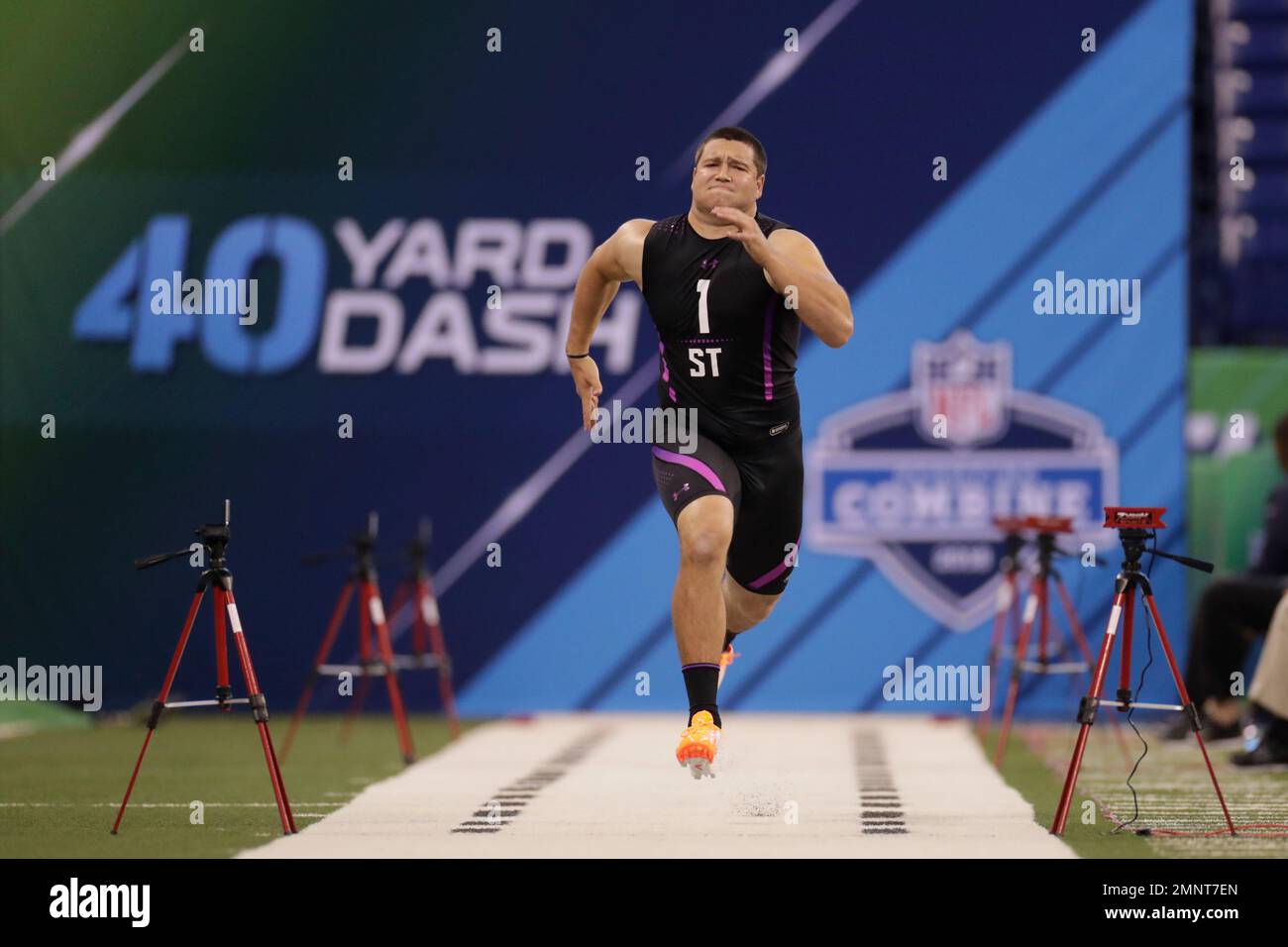 Oregon long snapper Tanner Carew runs the 40-yard dash at the NFL ...