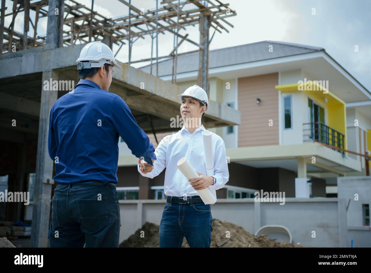 Working team shaking hands hi-res stock photography and images - Alamy
