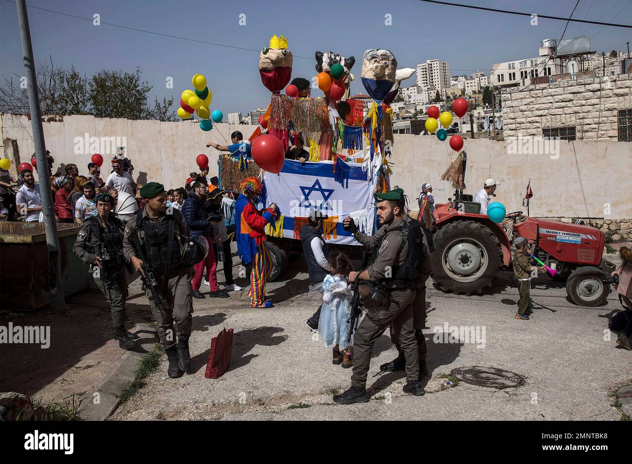 Israeli border police officers stands guard as Jewish settlers ...