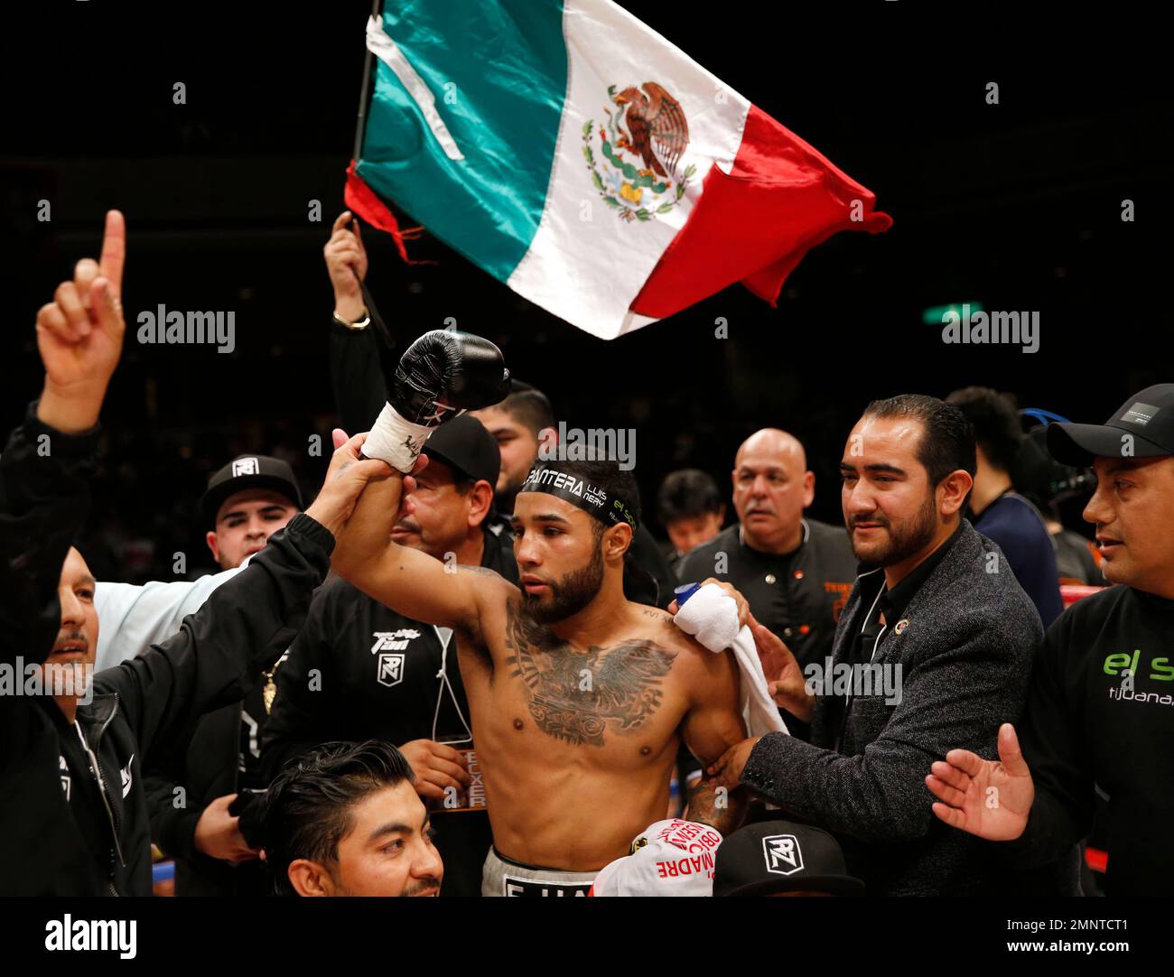 Mexico's Luis Nery celebrates after beating Japan's Shinsuke Yamanaka ...