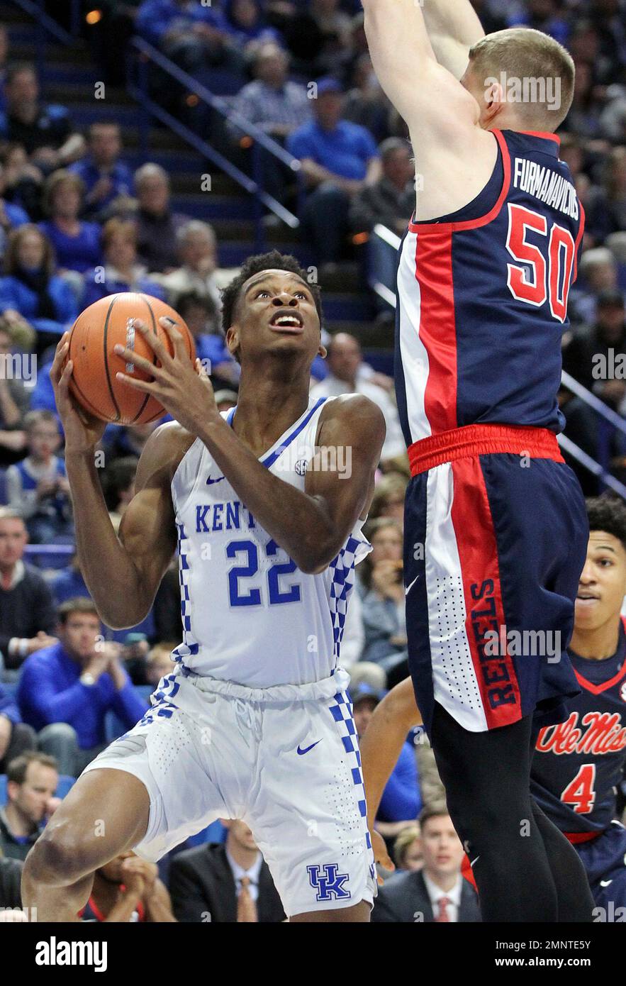 Kentucky's Shai Gilgeous-Alexander (22) shoots under pressure from ...