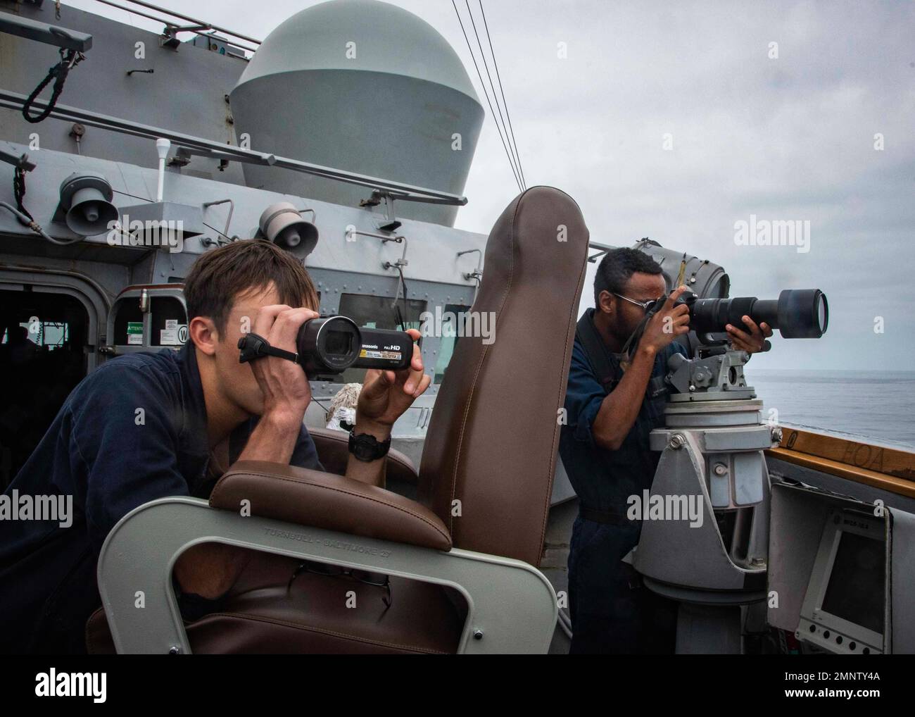 221006-N-XK462-1038 PACIFIC OCEAN (Oct. 6, 2022) U.S. Navy Electrician ...