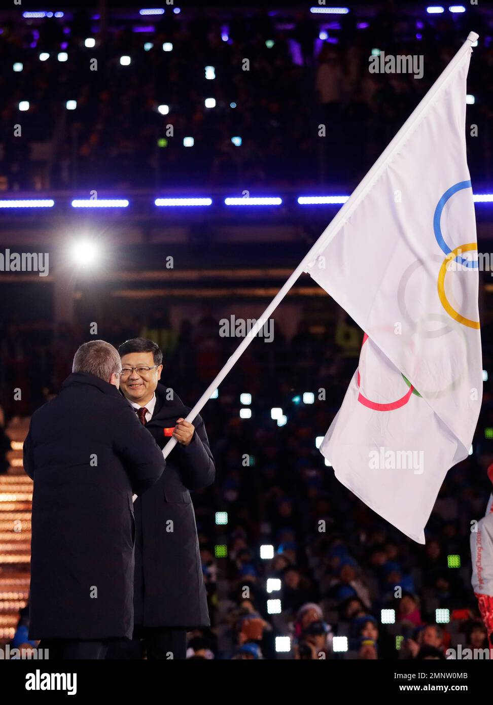 Chen Jining mayor of Beijing takes the Olympic flag from Thomas Bach ...
