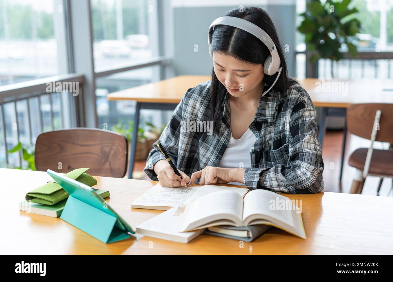 Young women use tablets Stock Photo - Alamy