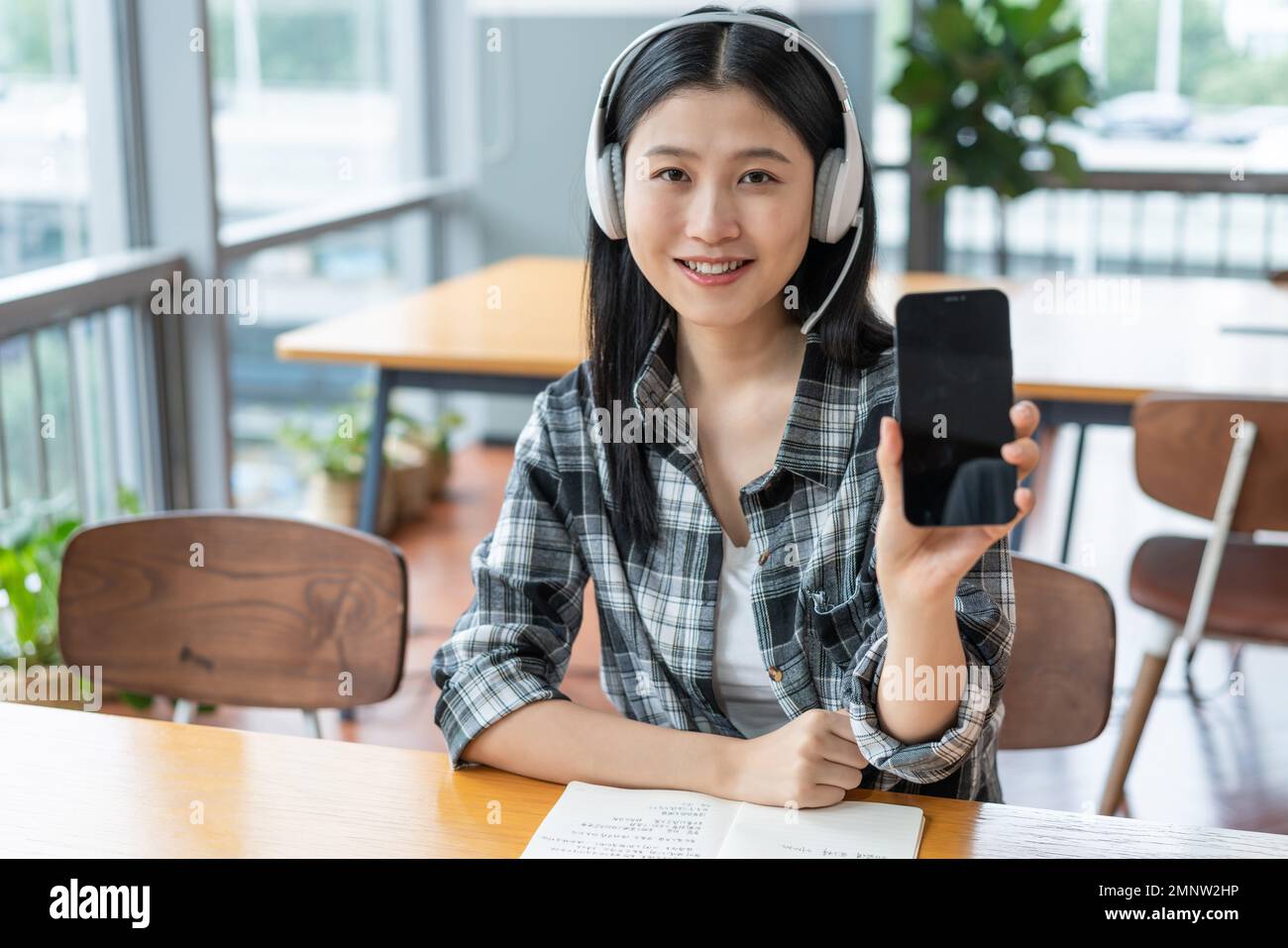 Young women use tablets Stock Photo - Alamy