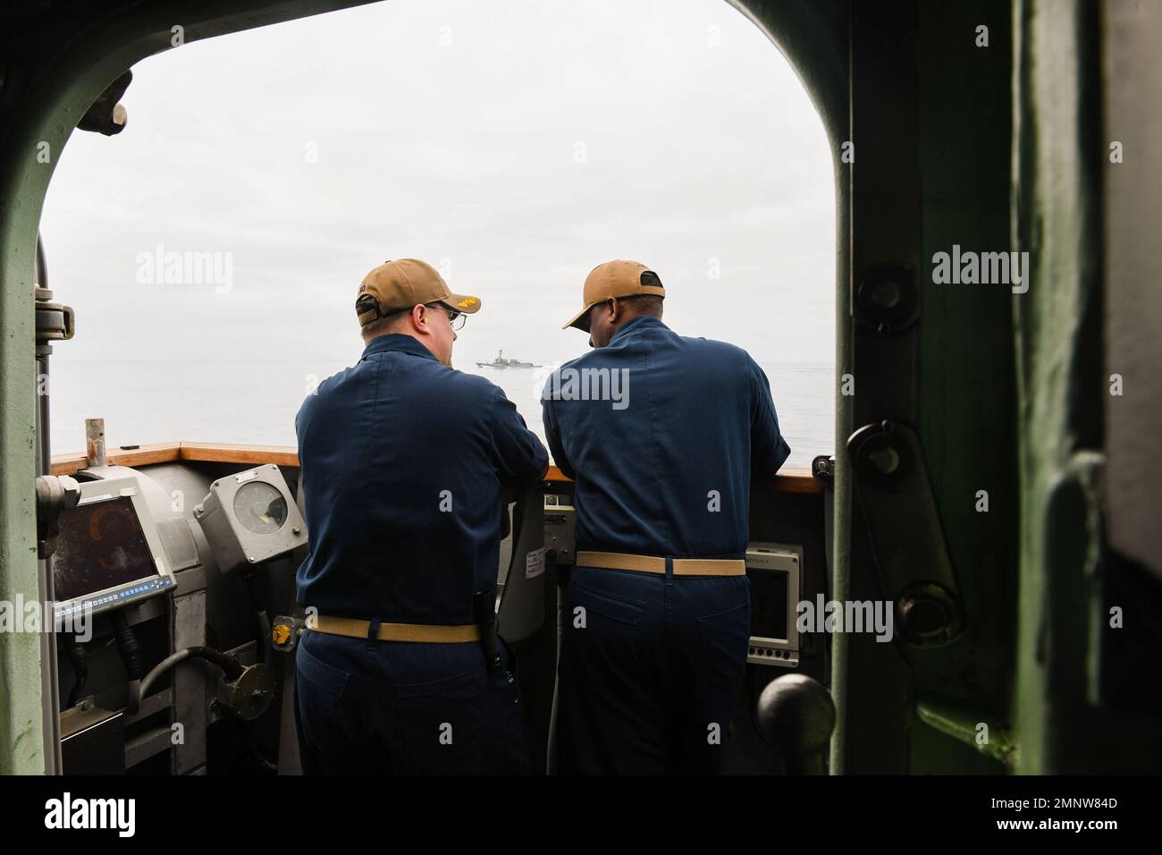 221006-N-YV347-1033 PACIFIC OCEAN (Oct. 6, 2022) U.S. Navy Cmdr. Daniel ...