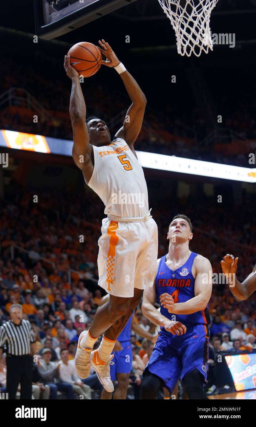 Tennessee forward Admiral Schofield (5) goes up for a basket in front ...