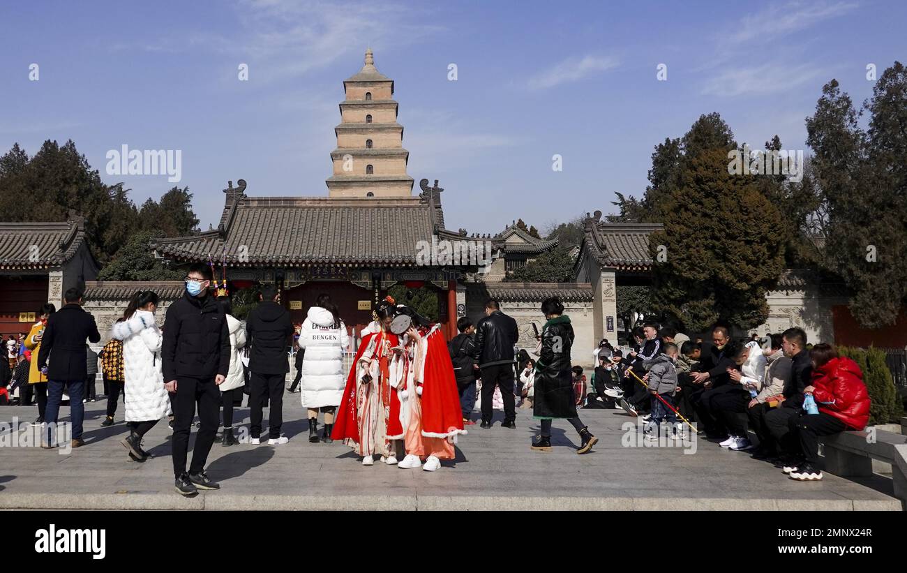 Tourists experience Tangfu and Hanfu in the Datang Everbright City ...