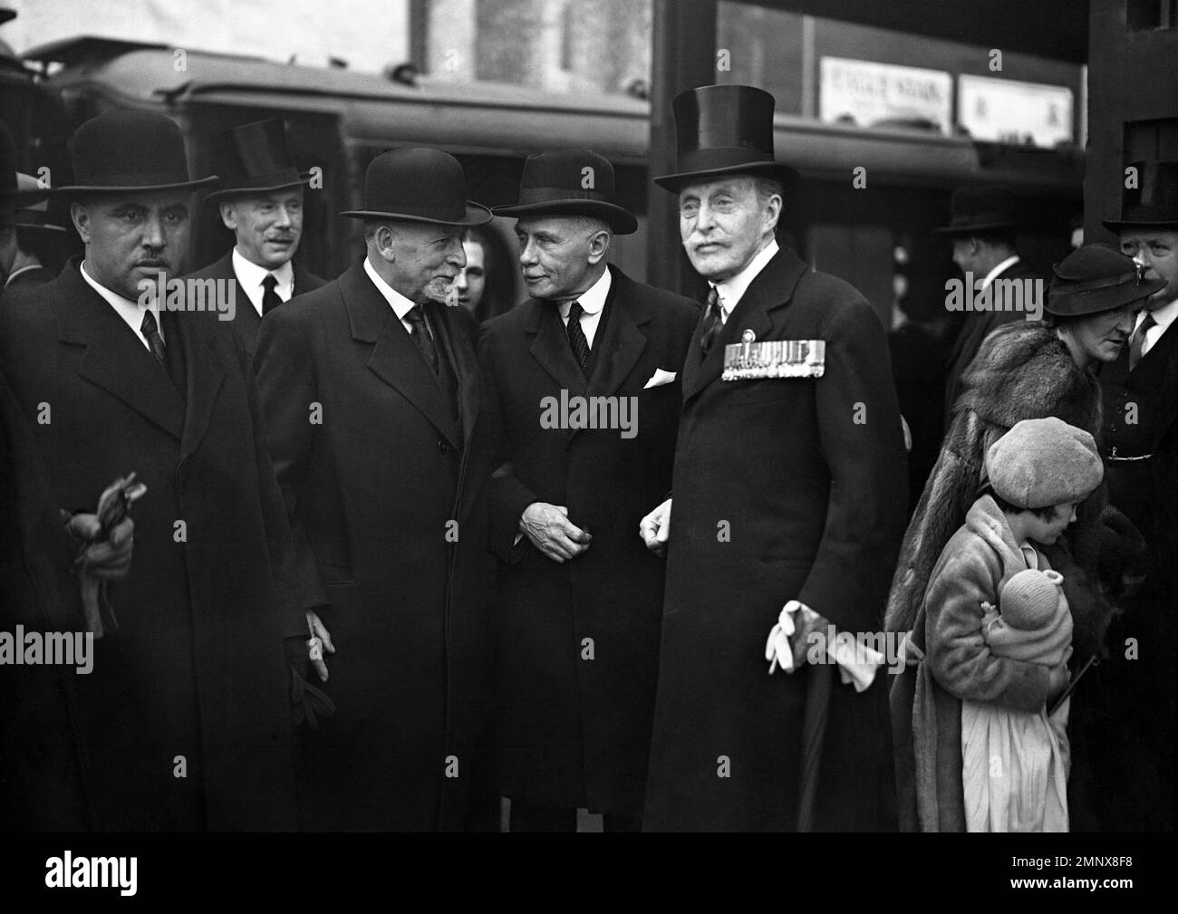 General Vasoff, Commander of the Bulgarian forces, centre, with Sir ...