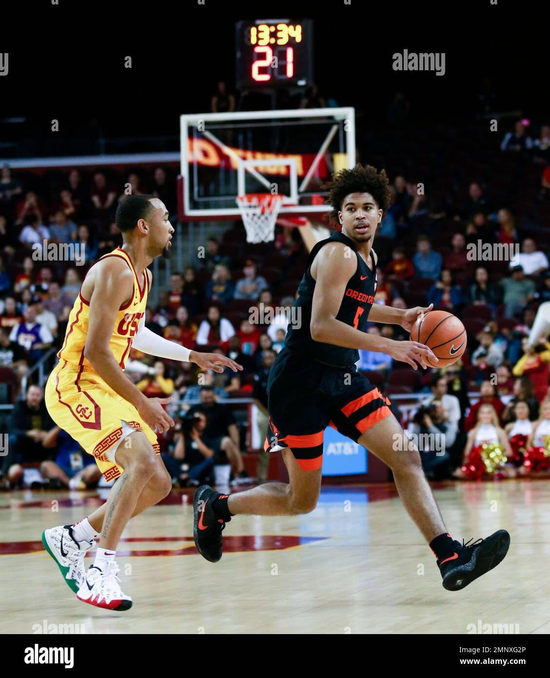 Oregon State guard Ethan Thompson (5) in actions during the first half ...