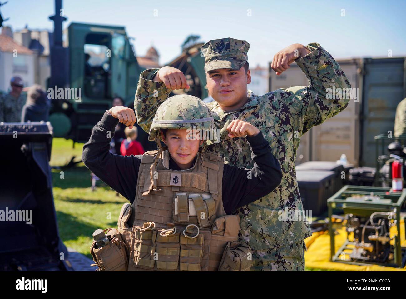 SAN FRANCISCO (Oct. 7, 2022) – Seaman Benjamin Sorenson, rear, assigned ...