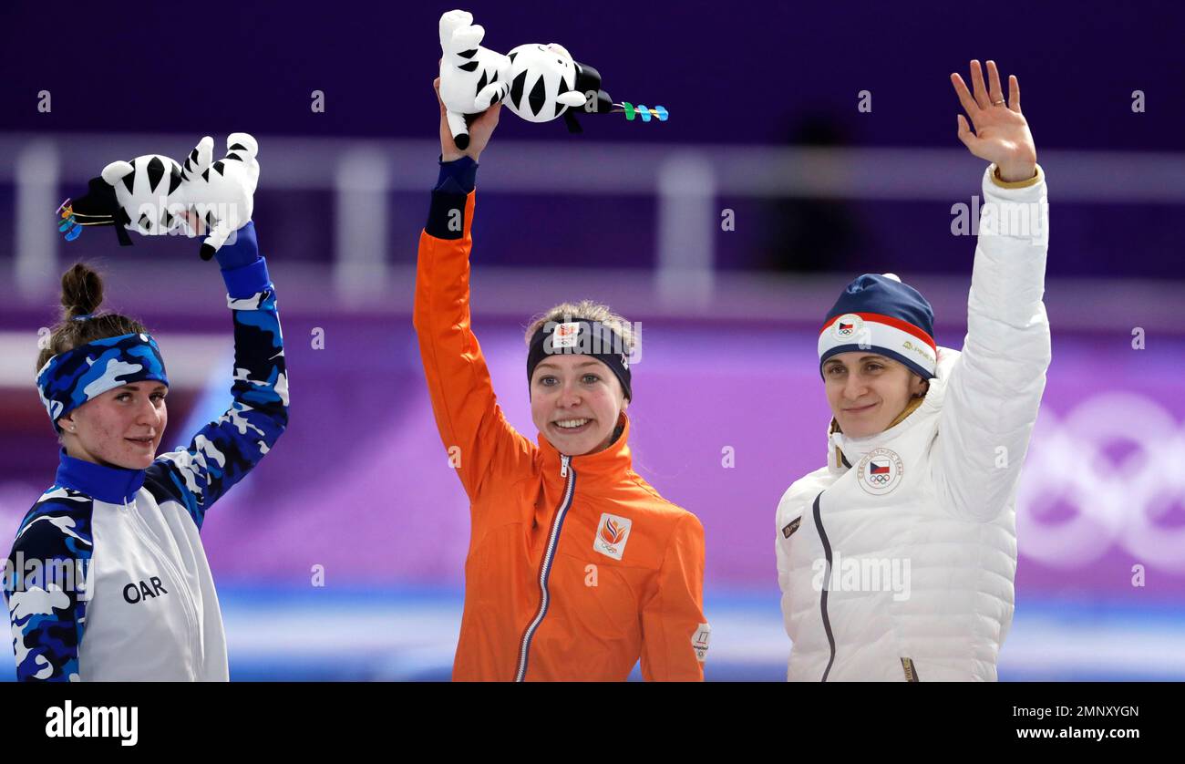 Bronze medalist Natalia Voronina, Olympic Athlete from Russia, left ...