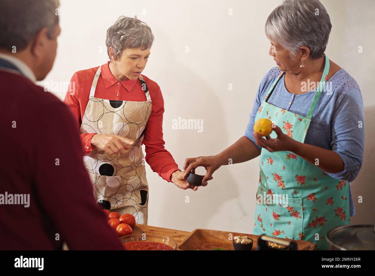 Seniors cooking class hi-res stock photography and images - Alamy