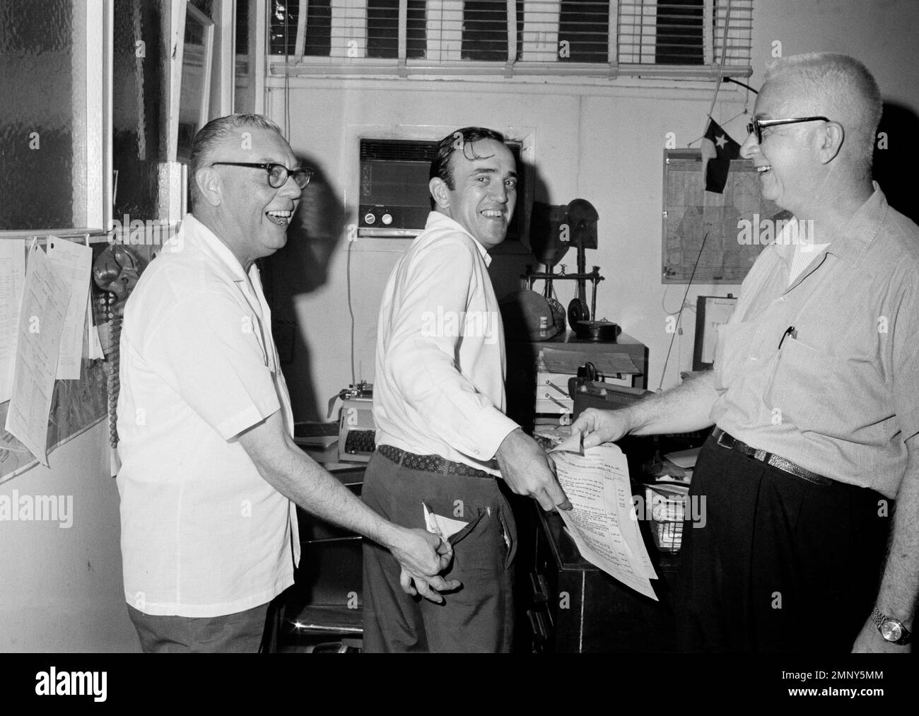 Associated Press Saigon correspondent Peter Arnett, center, holds an ...