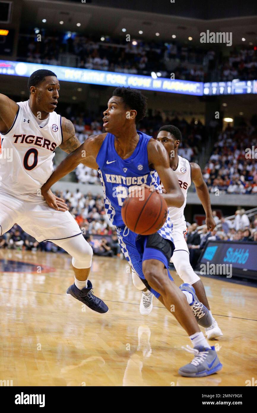 Kentucky guard Shai Gilgeous-Alexander drives the ball to the basket ...