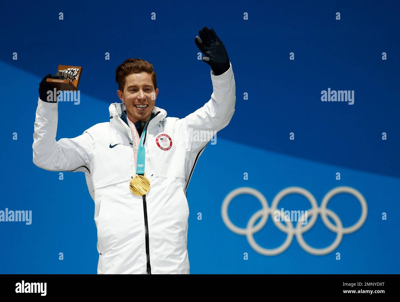 Men's halfpipe gold medalist Shaun White, of the United States, smiles ...