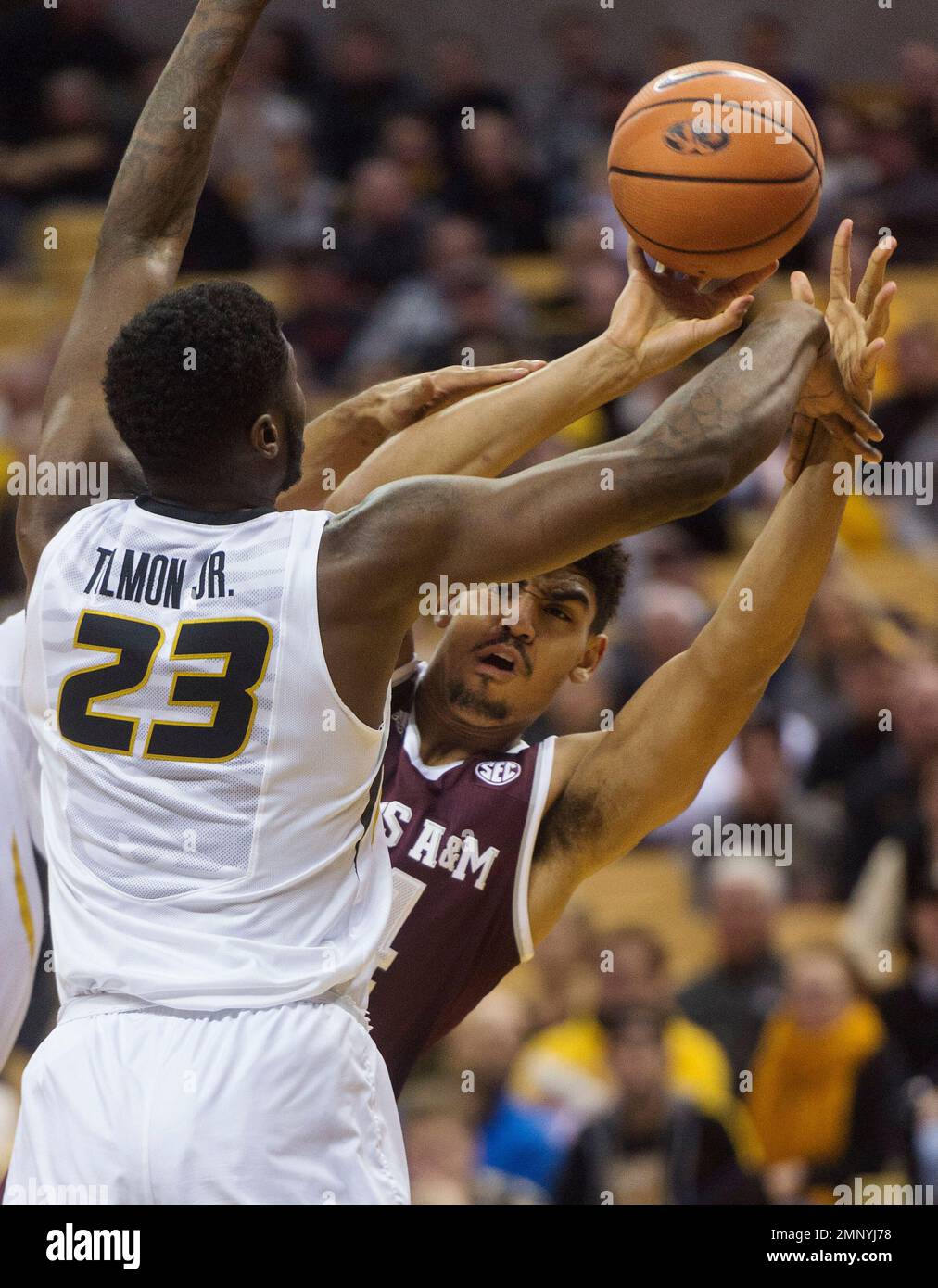 Texas A&M's Tyler Davis, right, tries to pass around Missouri's ...
