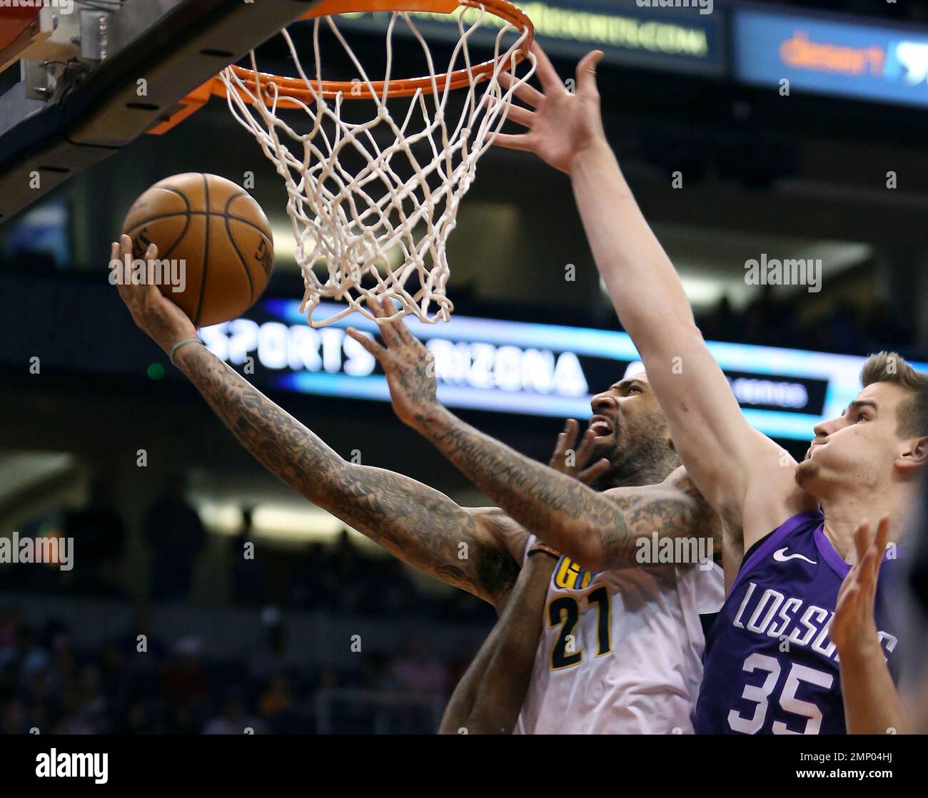 Denver Nuggets forward Wilson Chandler (21) drives to the basket as ...