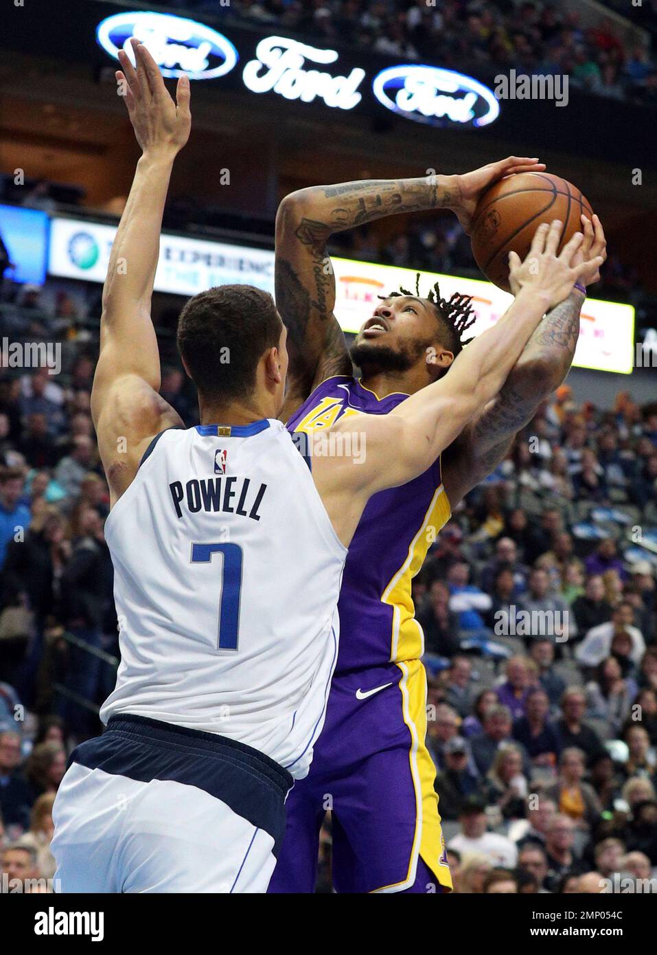 Dallas Mavericks forward Dwight Powell (7) defends against Los Angeles ...
