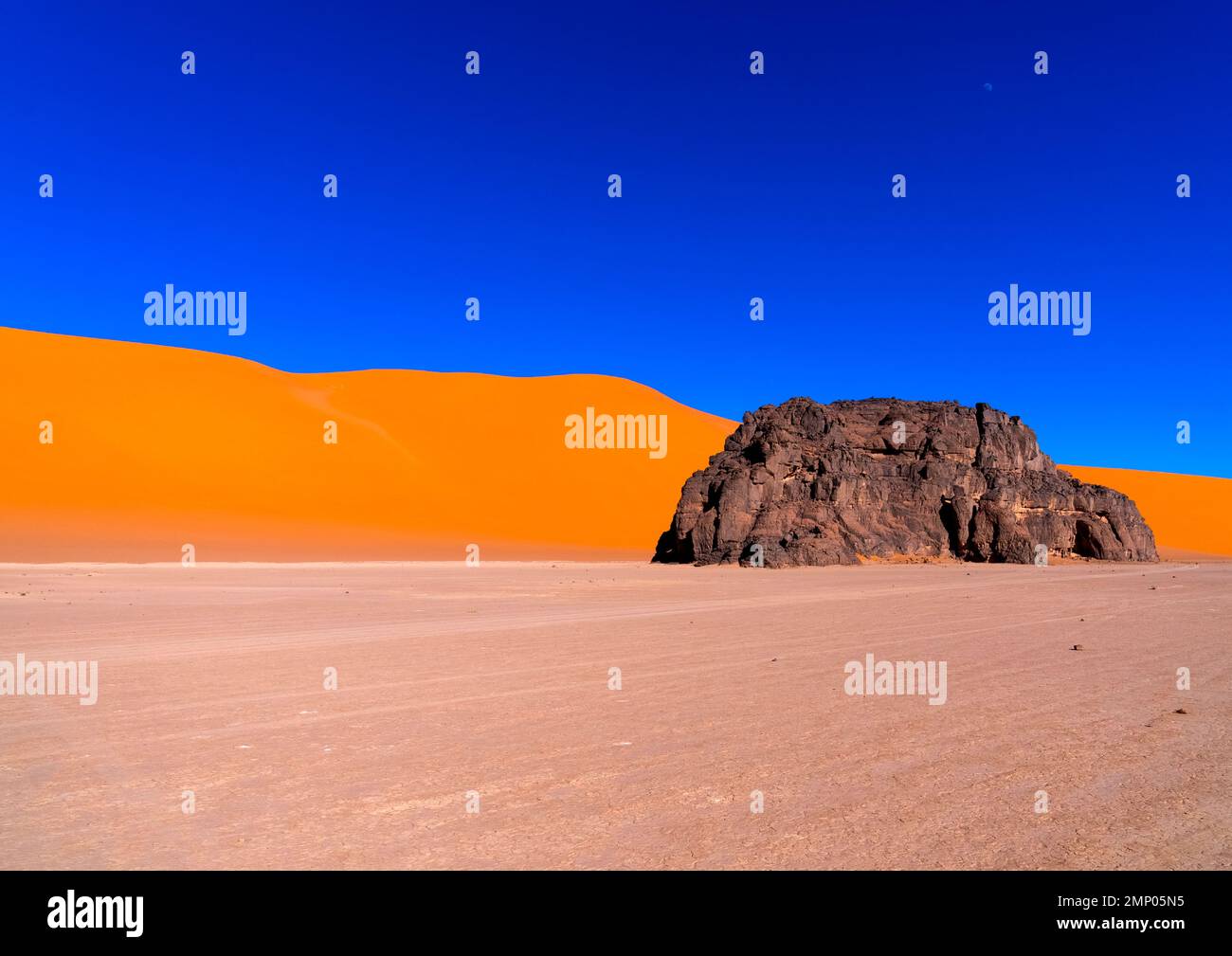 Rocks and sand dunes in Sahara desert, Tassili N'Ajjer National Park ...