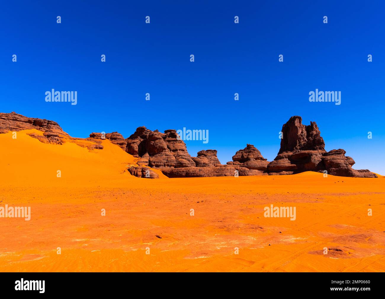 Rocks and sand dunes in Sahara desert, Tassili N'Ajjer National Park ...