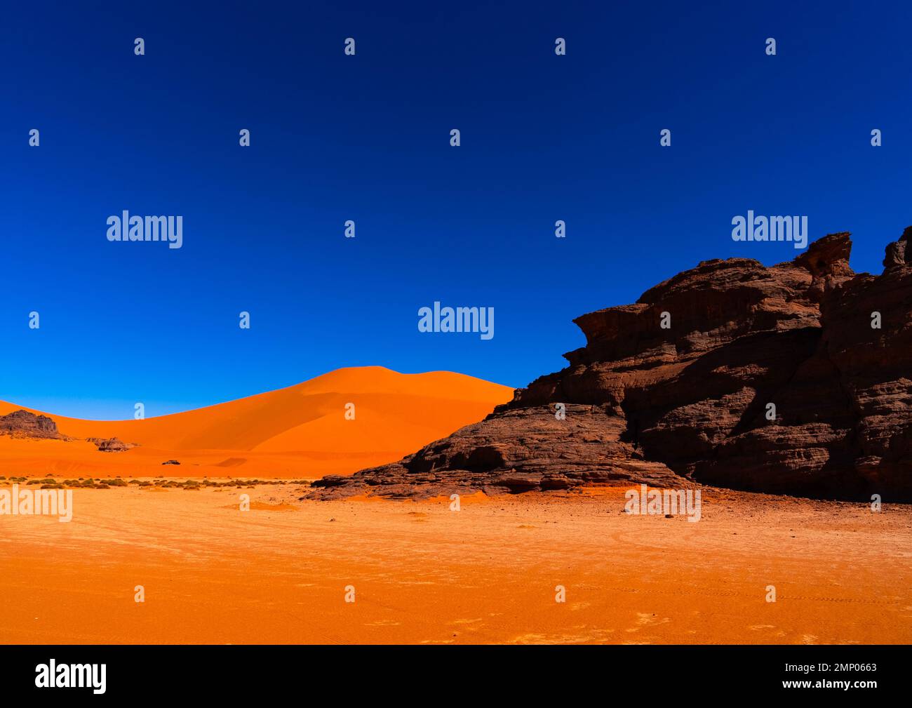 Rocks and sand dunes in Sahara desert, Tassili N'Ajjer National Park ...