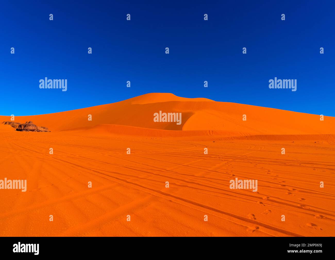 Sand dunes in the Sahara desert, Tassili N'Ajjer National Park, Tadrart ...