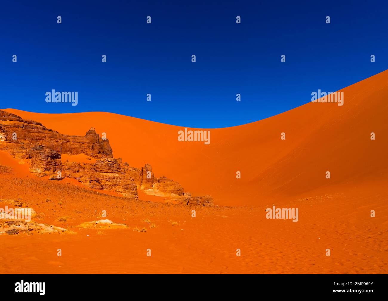 Sand dunes in the Sahara desert, Tassili N'Ajjer National Park, Tadrart ...