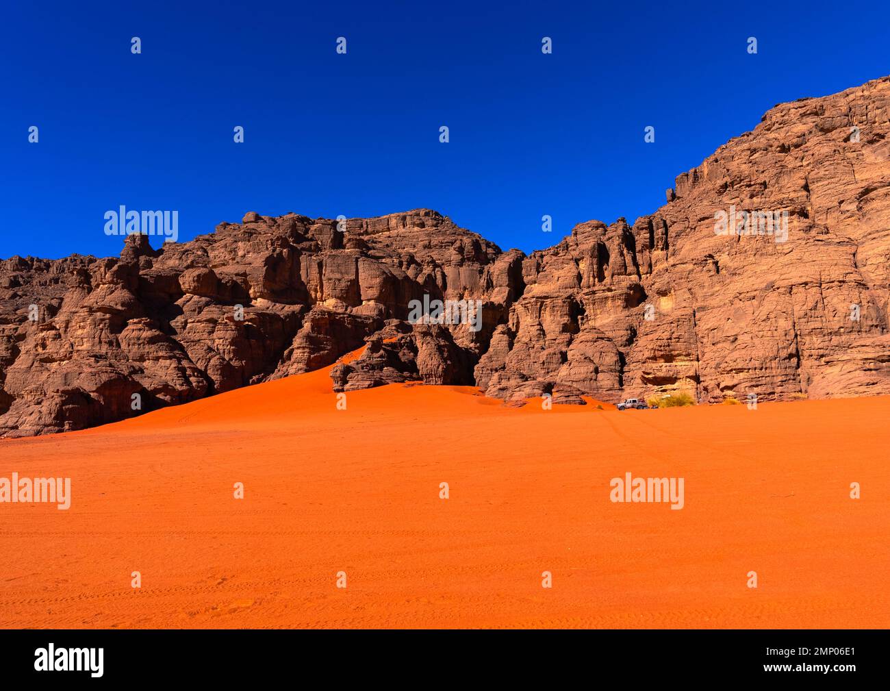Rocks and sand dunes in Sahara desert, Tassili N'Ajjer National Park ...