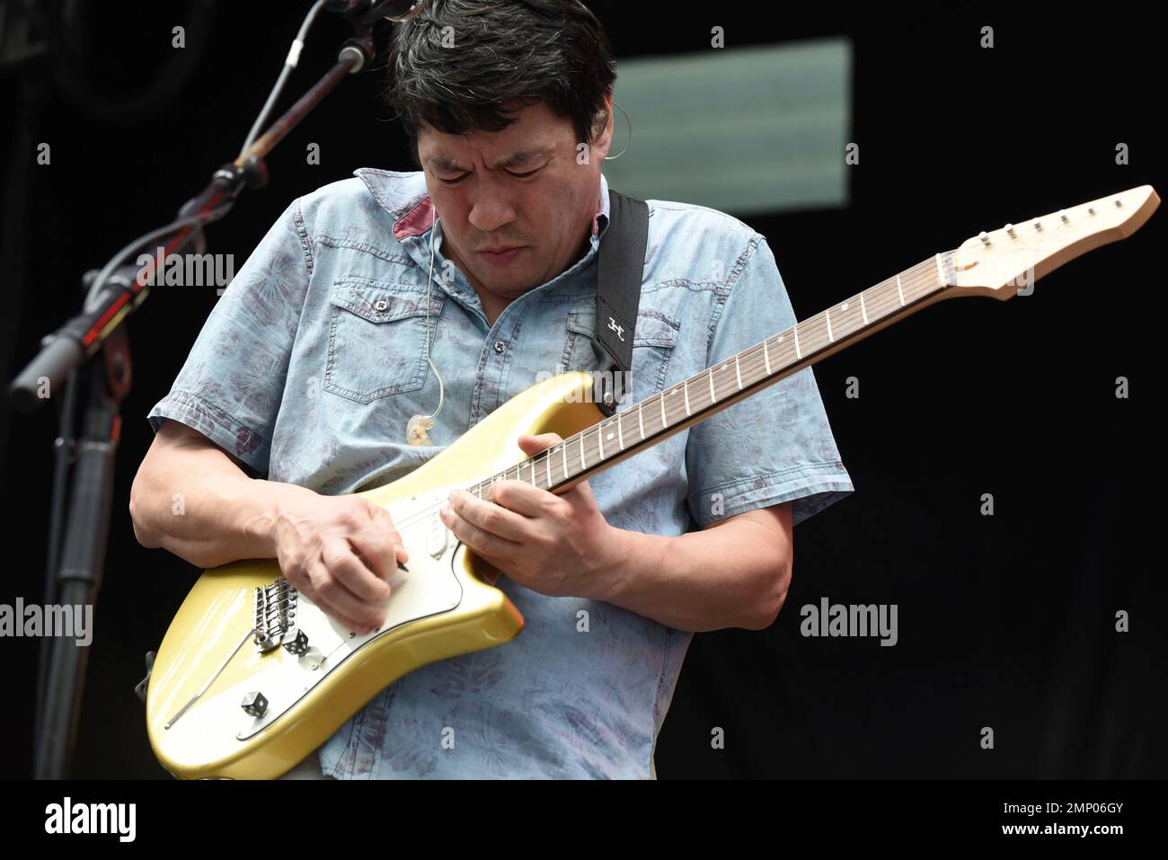 Todd Mohr of Big Head Todd and The Monsters open for the Goo Goo Dolls ...