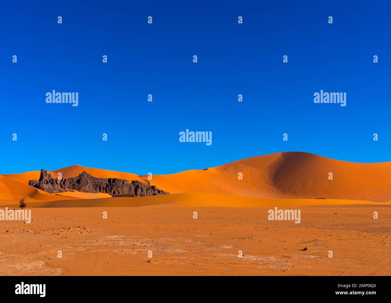 Sand dunes in the Sahara desert, Tassili N'Ajjer National Park, Tadrart ...