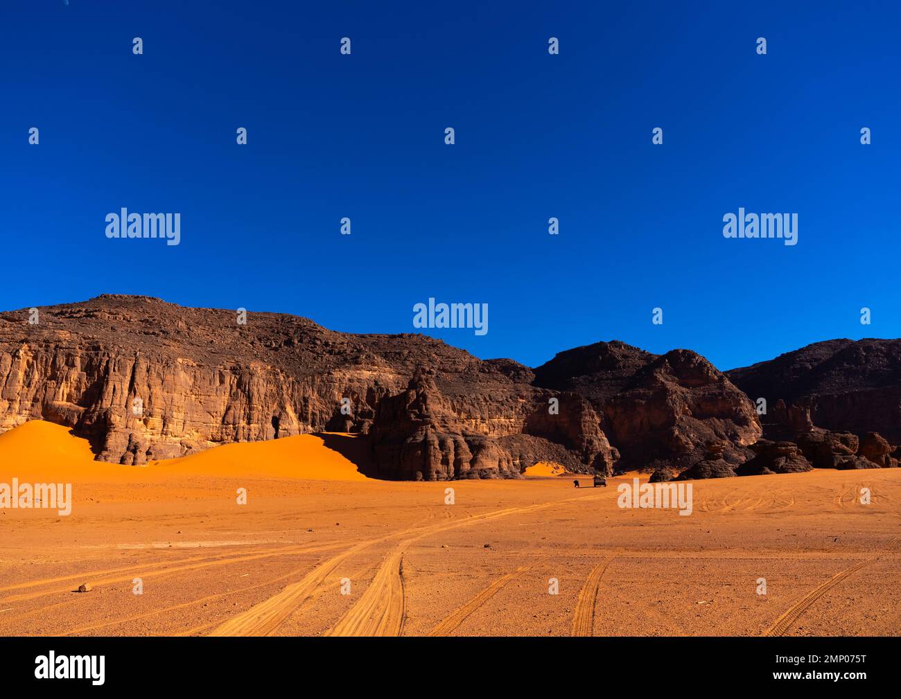 Rocks and sand dunes in Sahara desert, Tassili N'Ajjer National Park ...