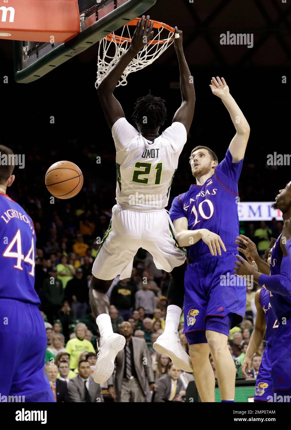 Baylor forward Nuni Omot (21) dunks the ball over guard Sviatoslav ...