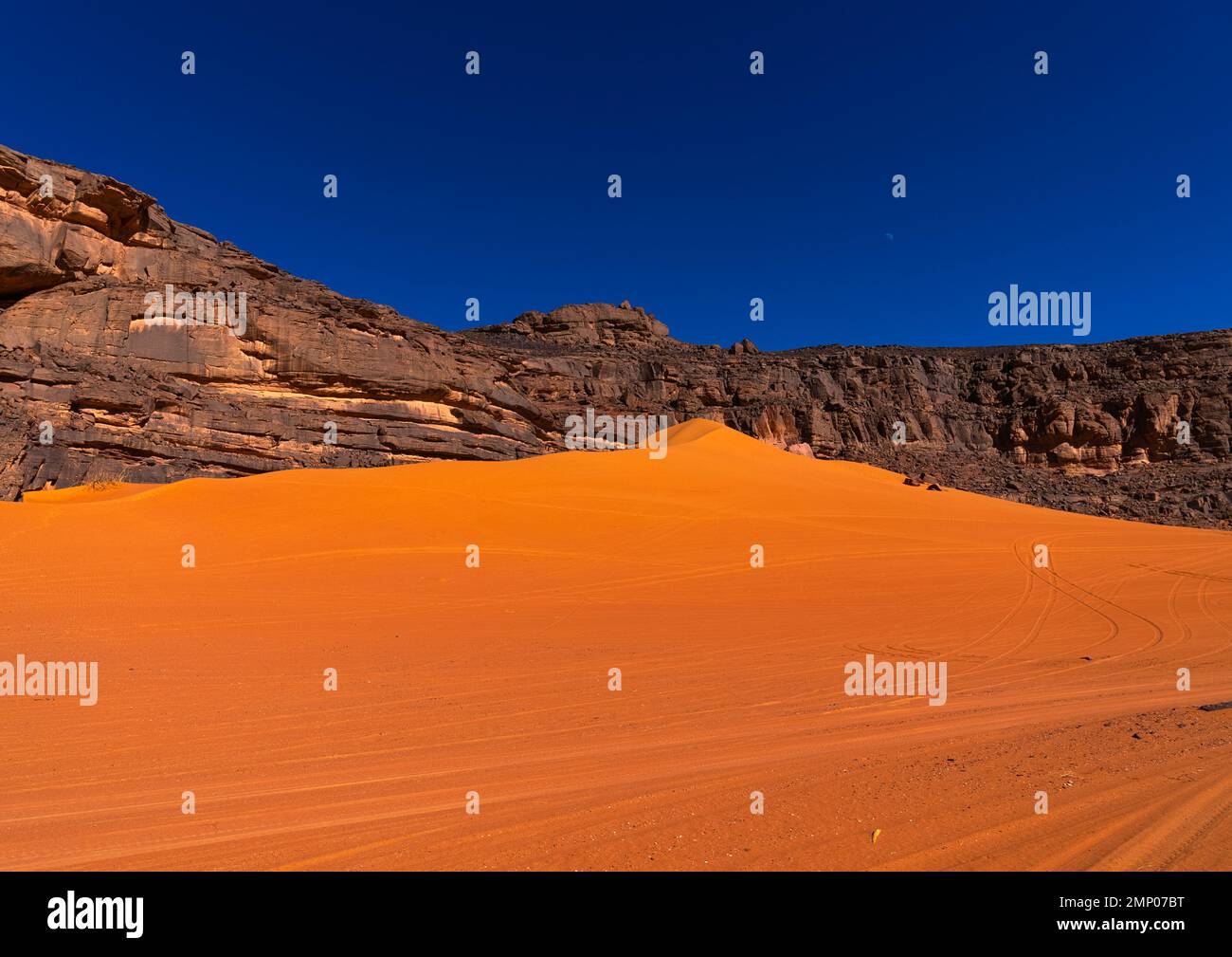 Rocks and sand dunes in Sahara desert, Tassili N'Ajjer National Park ...