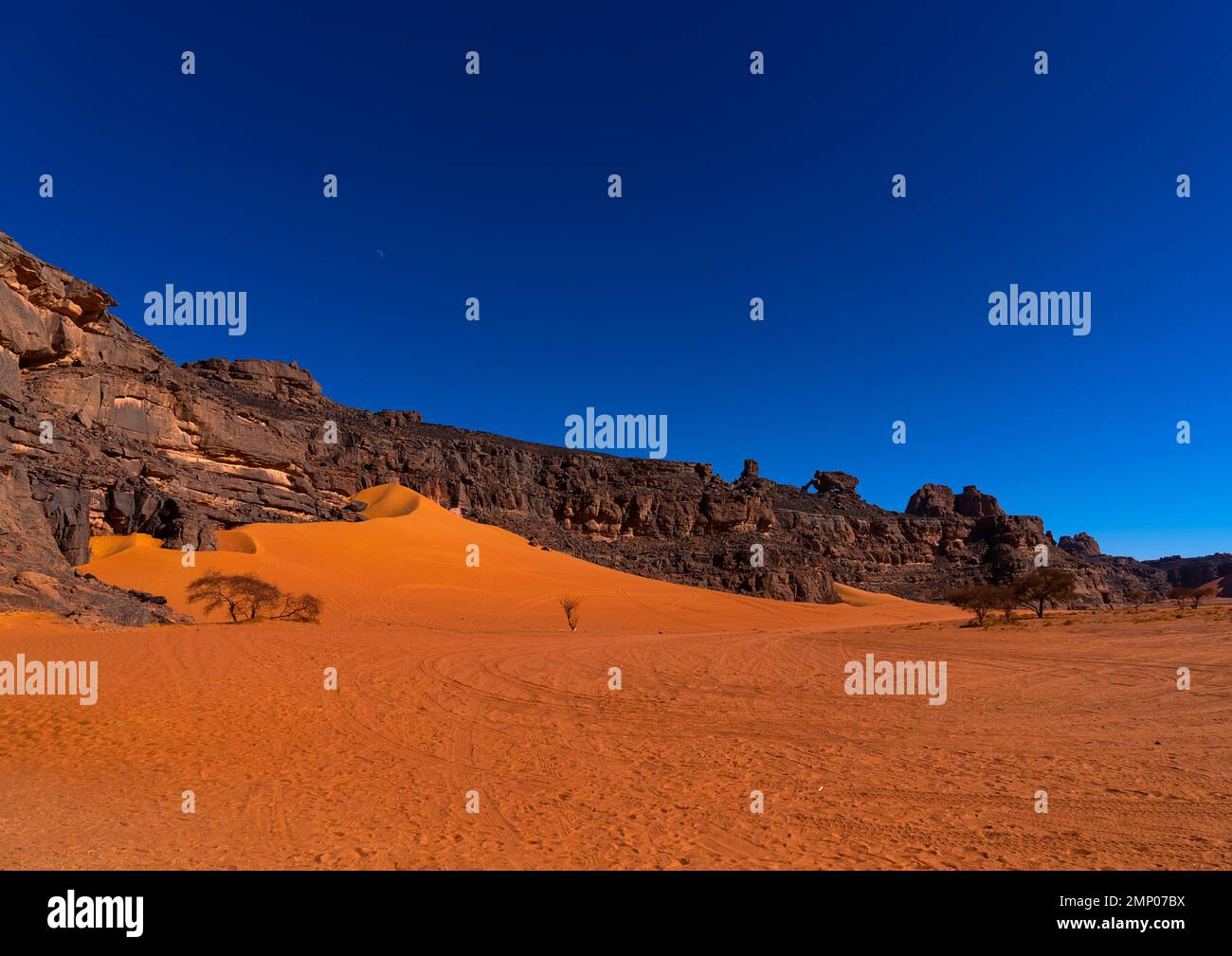 Rocks and sand dunes in Sahara desert, Tassili N'Ajjer National Park ...