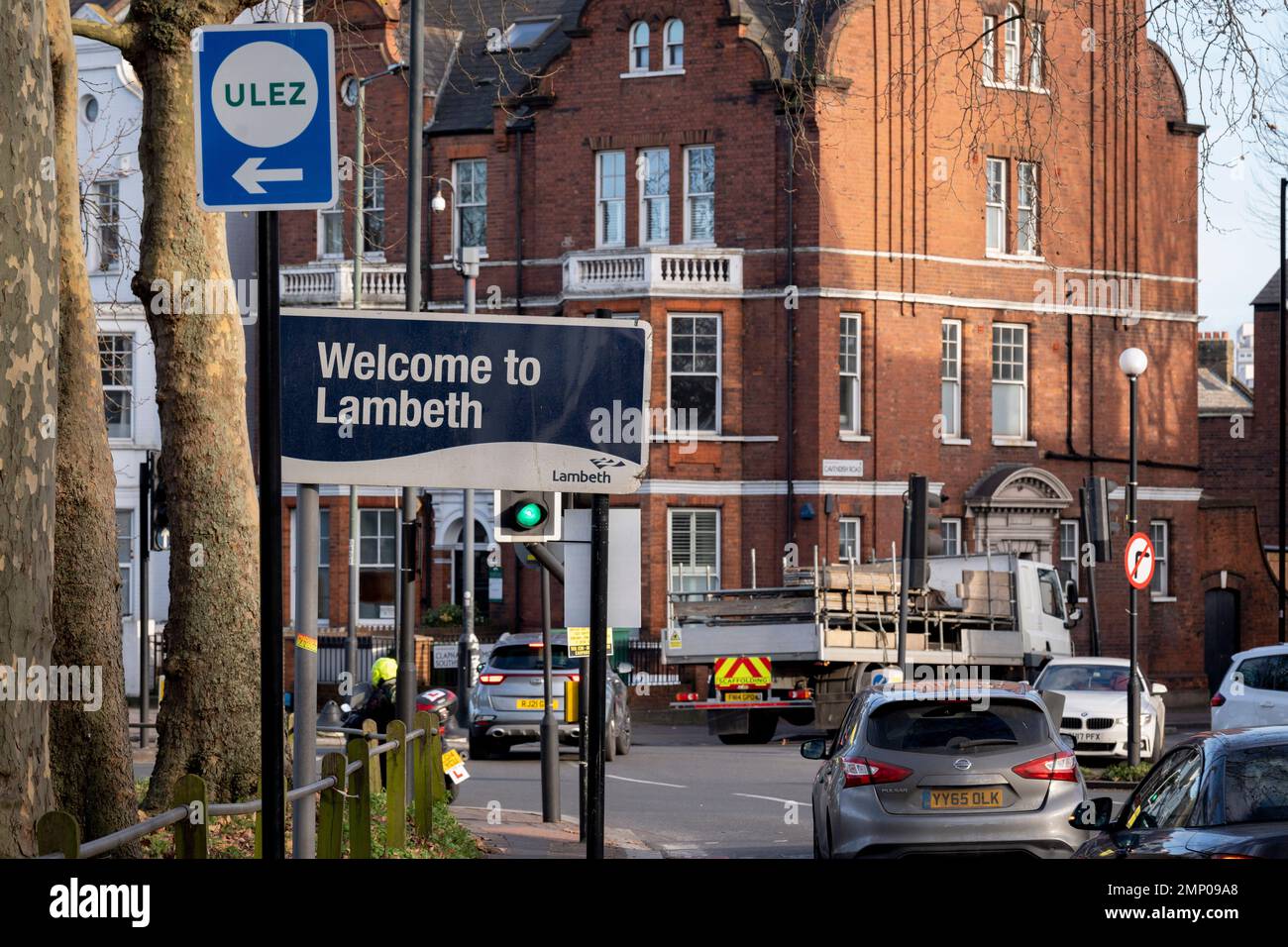 Ulez signs and traffic hi-res stock photography and images - Alamy