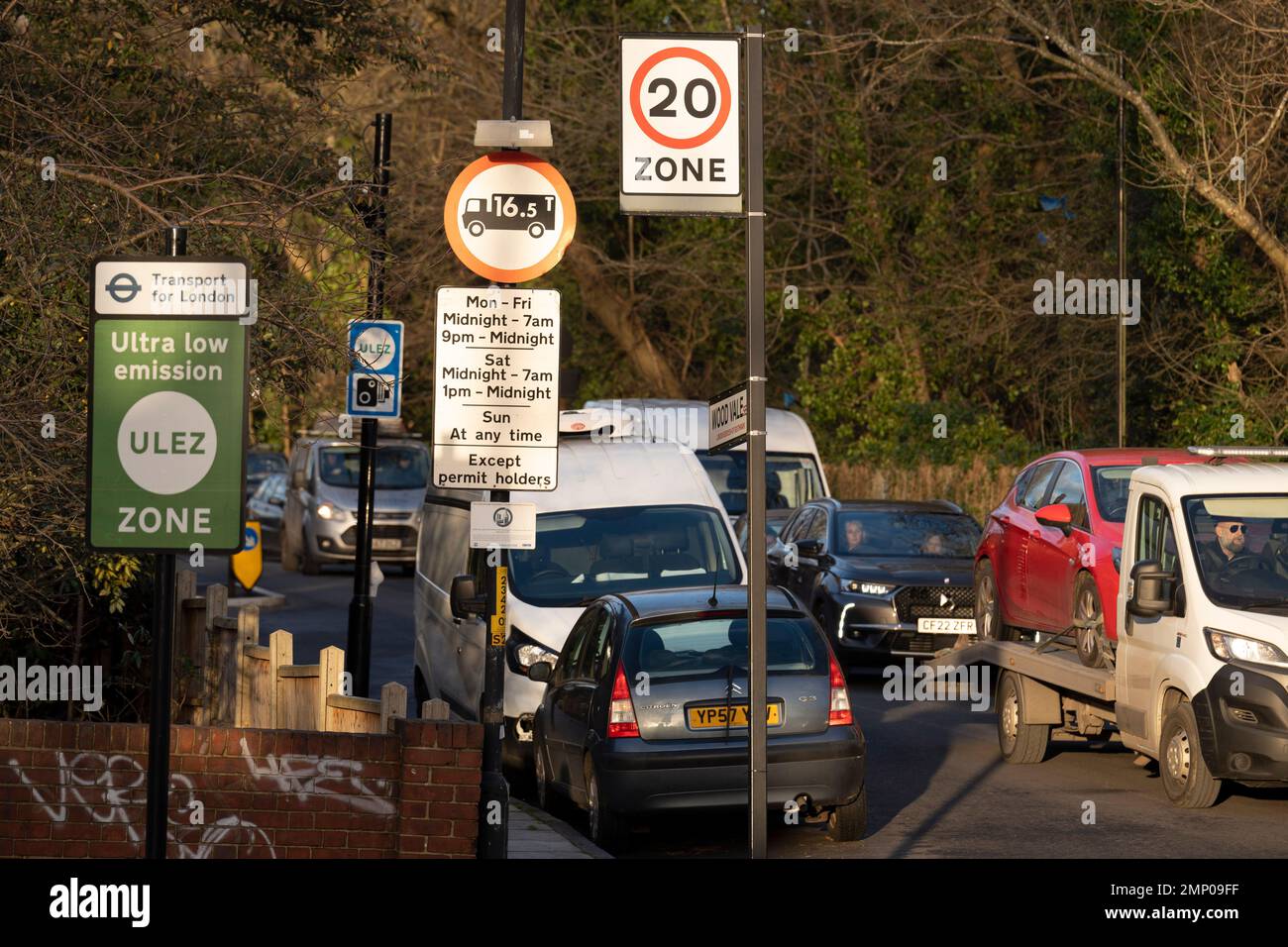 Ulez signs and traffic hi-res stock photography and images - Alamy