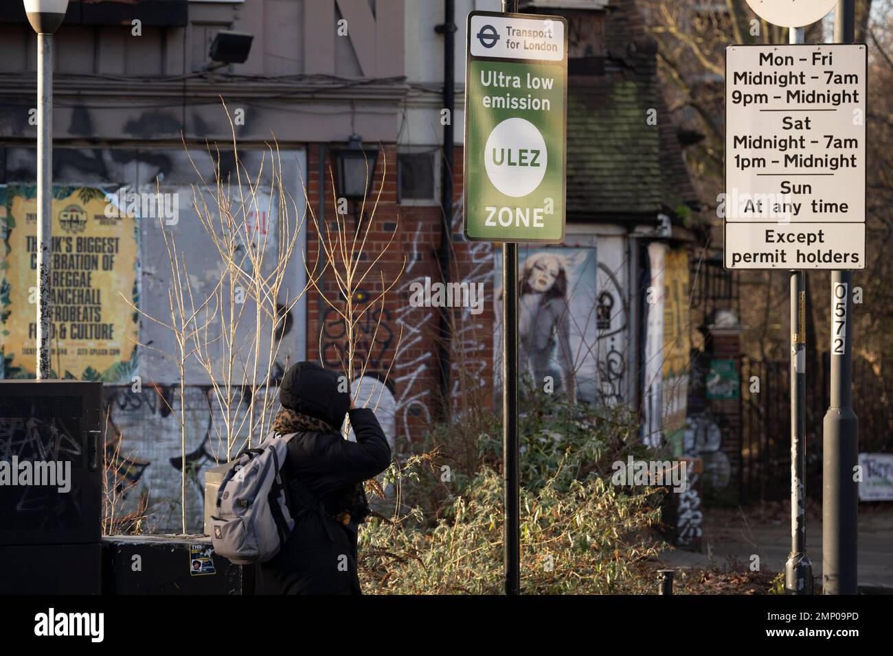 Ulez signs hi-res stock photography and images - Alamy