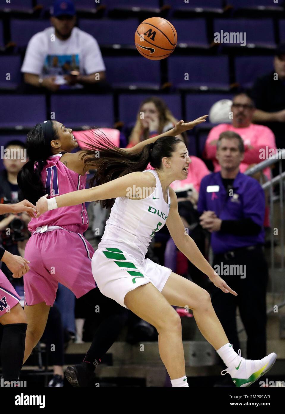 Washington's Kierra Collier (11) reaches over Oregon's Maite Cazorla ...