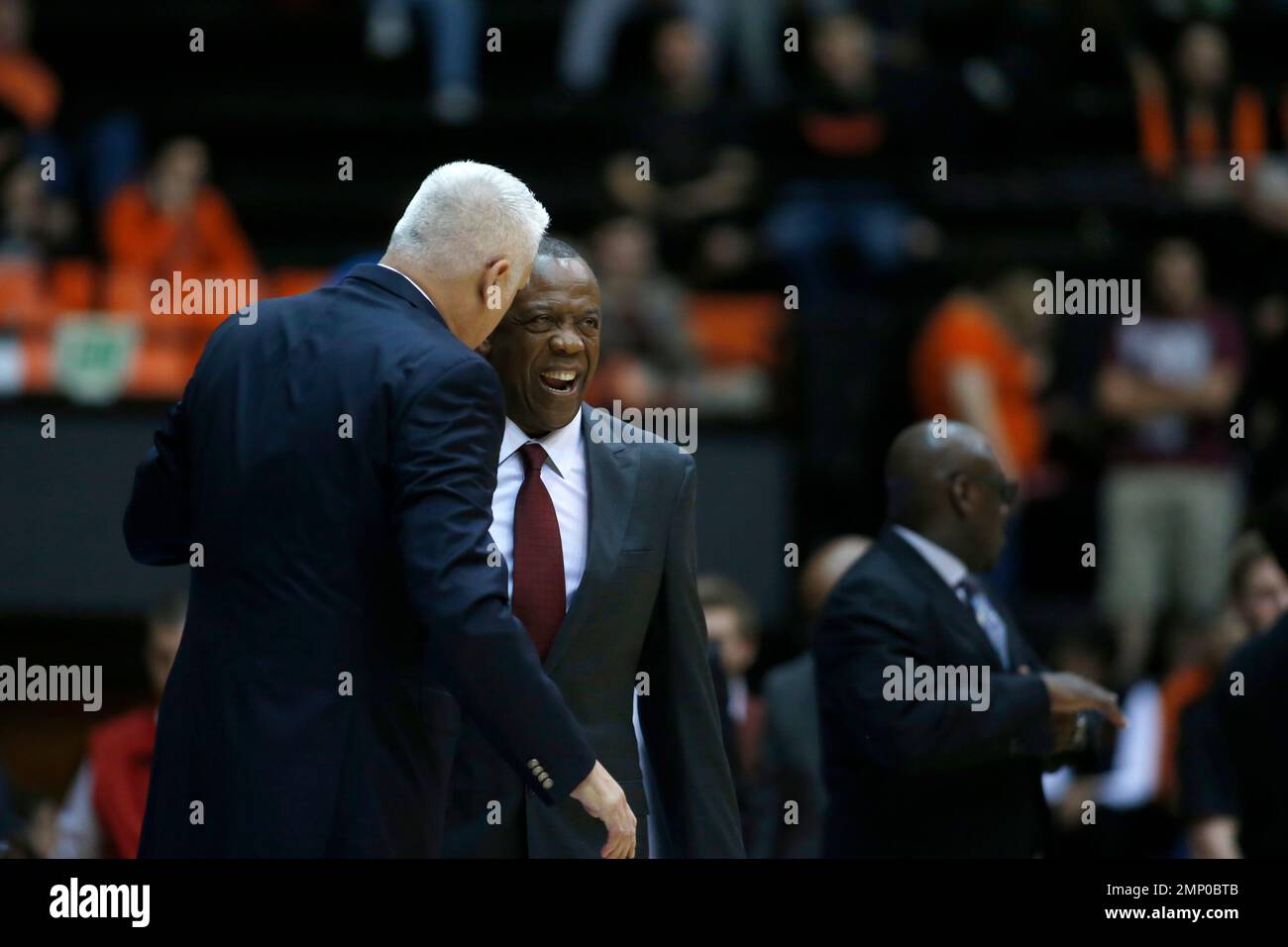 Washington State head coach Ernie Kent, center, talks with Oregon State ...