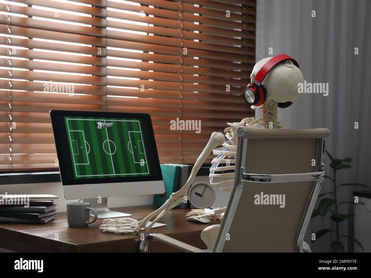 Skeleton headphones hi-res stock photography and images - Alamy