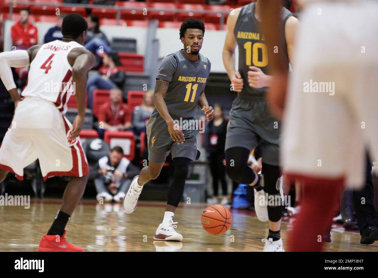 Arizona State guard Shannon Evans II (11) brings the ball up the court ...