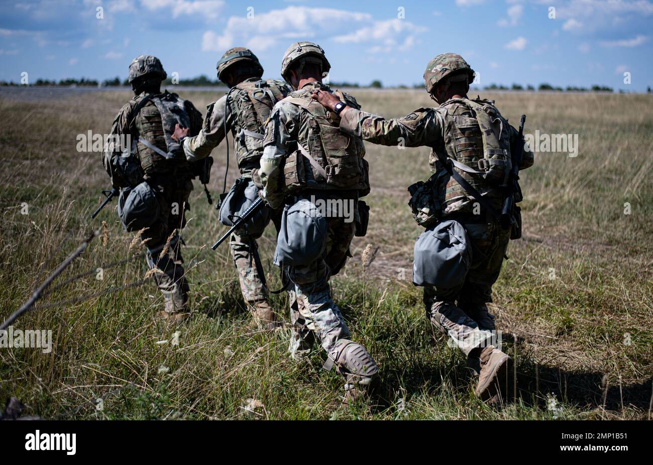 U.S. Army Soldiers assigned to the 66th Military Intelligence Brigade ...