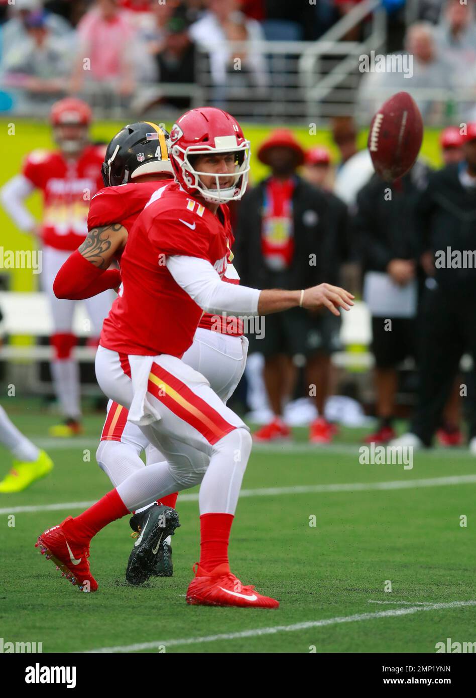 Kansas City Chiefs quarterback Alex Smith (11) tosses a pitch during ...